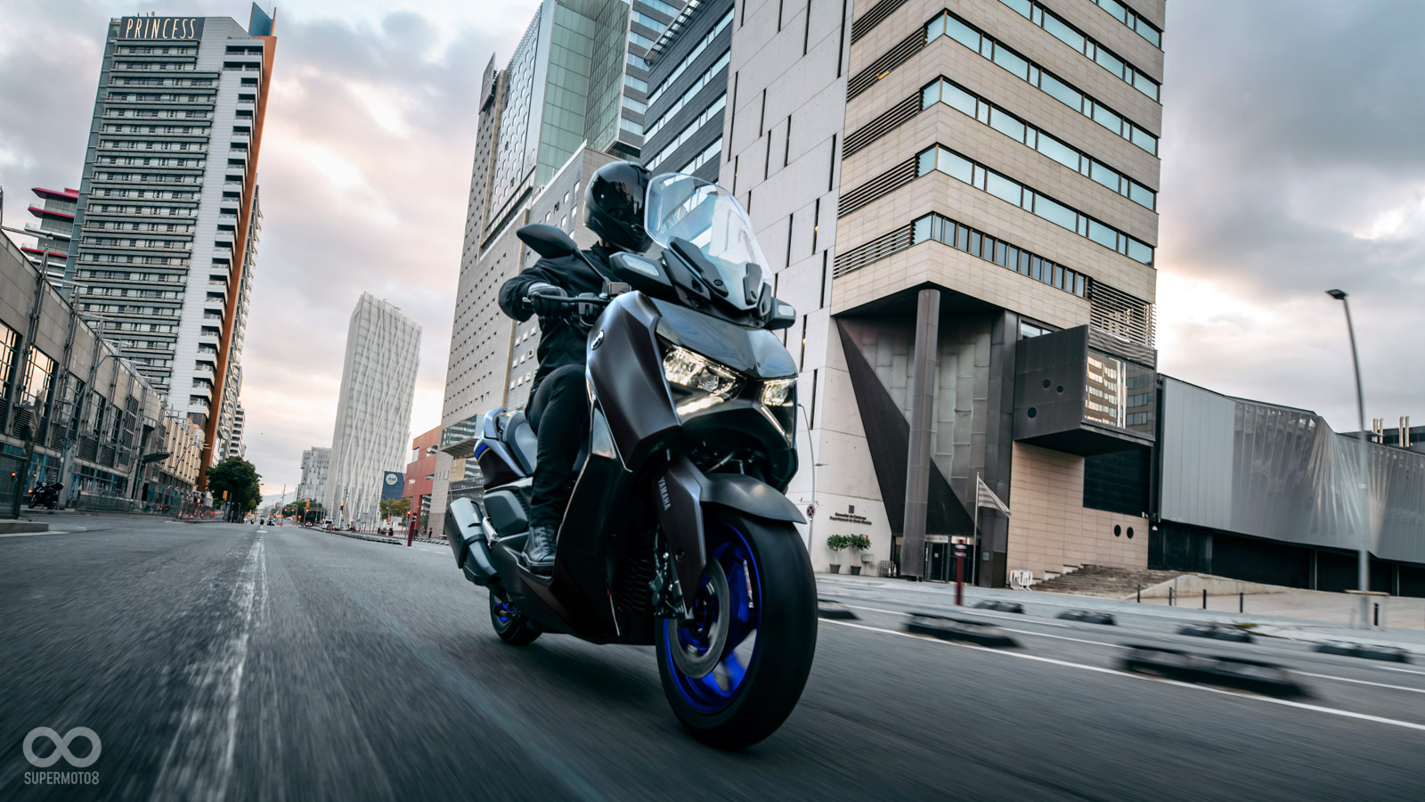 Follow the MAX ：「XMAX」2024 新色登場 | SUPERMOTO8