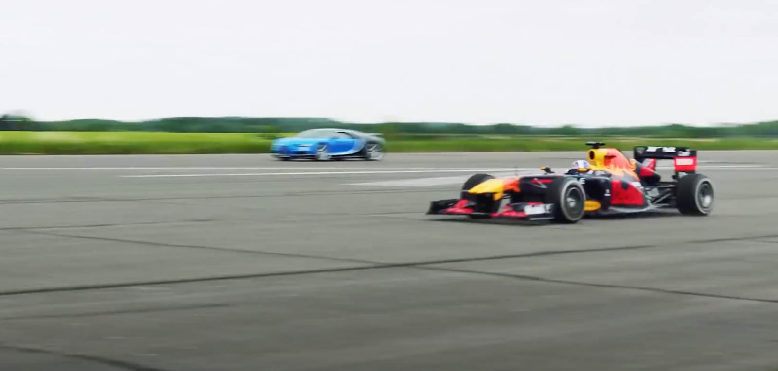 Red Bull F1 vs Bugatti Chiron 直線加速大對決！ | SUPERMOTO8