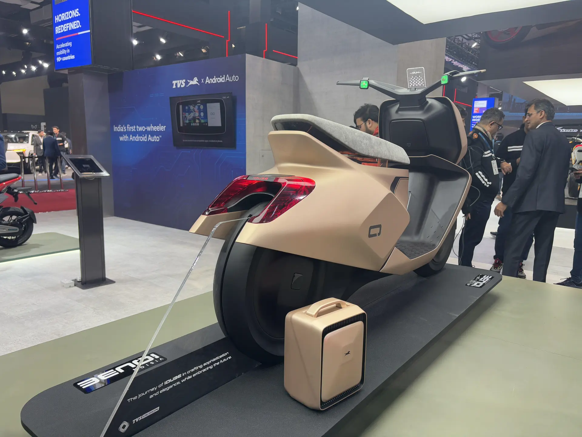 150公里續航、方塊車身！TVS Vision iQube 電動概念機車 | SUPERMOTO8