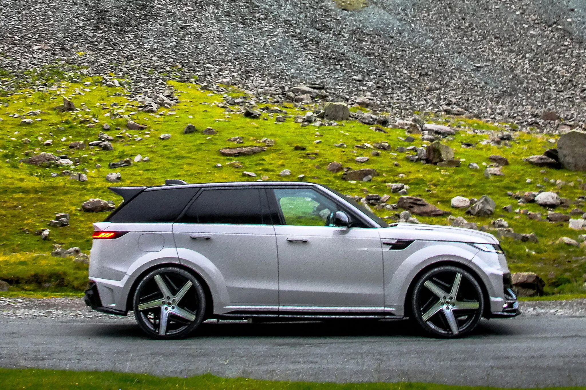 Barugzai「猛禽套件」 讓 Range Rover Sport 變身張狂猛獸 | SUPERMOTO8