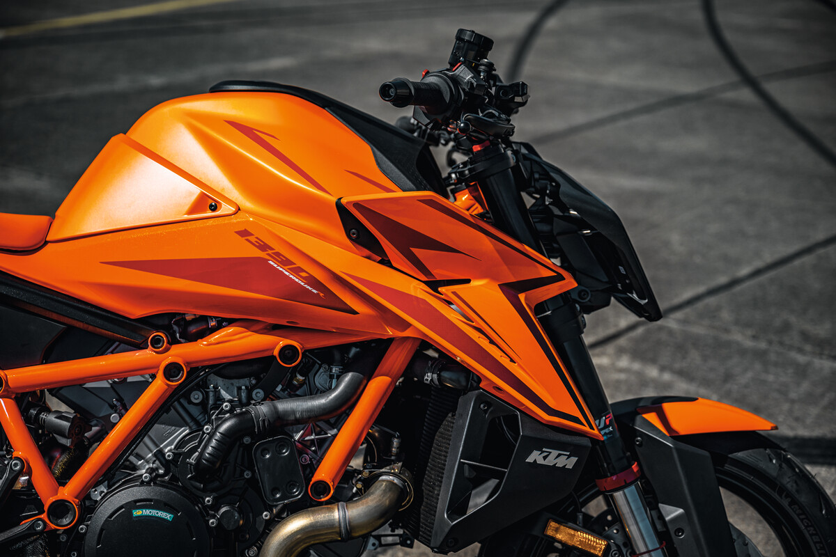 KTM頂級運動街車1390 SUPER DUKE R建議售價為新台幣98.8萬元 頂級EVO版 建議售價為新台幣109.3萬元 ...