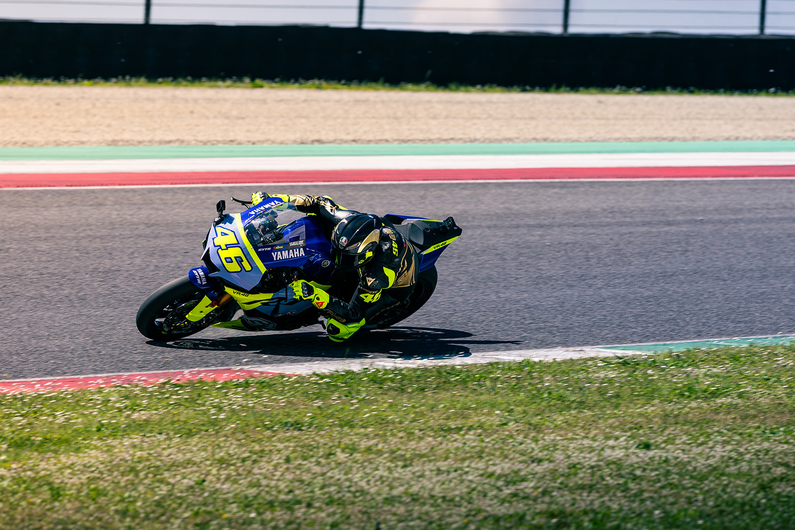Valentino Rossi 實穿版 46 週年全套裝備，全球唯一 #1/46 拍賣做慈善 | SUPERMOTO8
