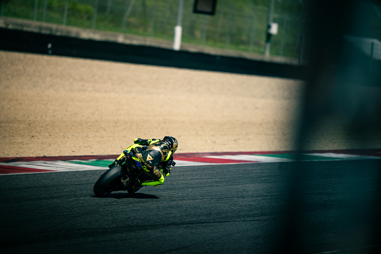 Valentino Rossi 實穿版 46 週年全套裝備，全球唯一 #1/46 拍賣做慈善 | SUPERMOTO8