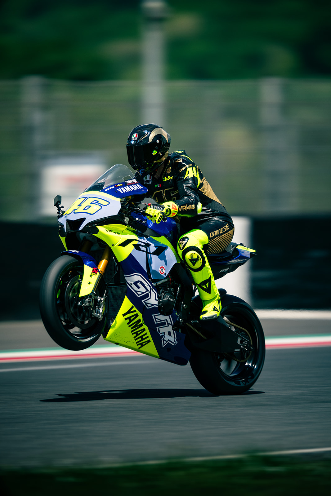 Valentino Rossi 實穿版 46 週年全套裝備，全球唯一 #1/46 拍賣做慈善 | SUPERMOTO8
