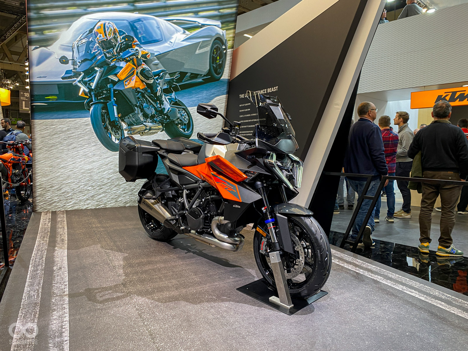 2024米蘭車展。190匹馬力野獸，給你滿滿腎上腺素！2025 KTM 1390 SUPER DUKE GT 米蘭發表 | SUPERMOTO8