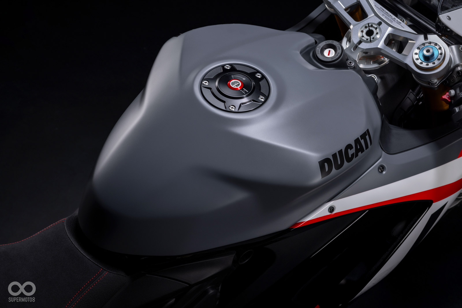 歷史的終章：限量 555 台的 Panigale V2 Superquadro Final Edition。致敬最複雜雙缸引擎 ...