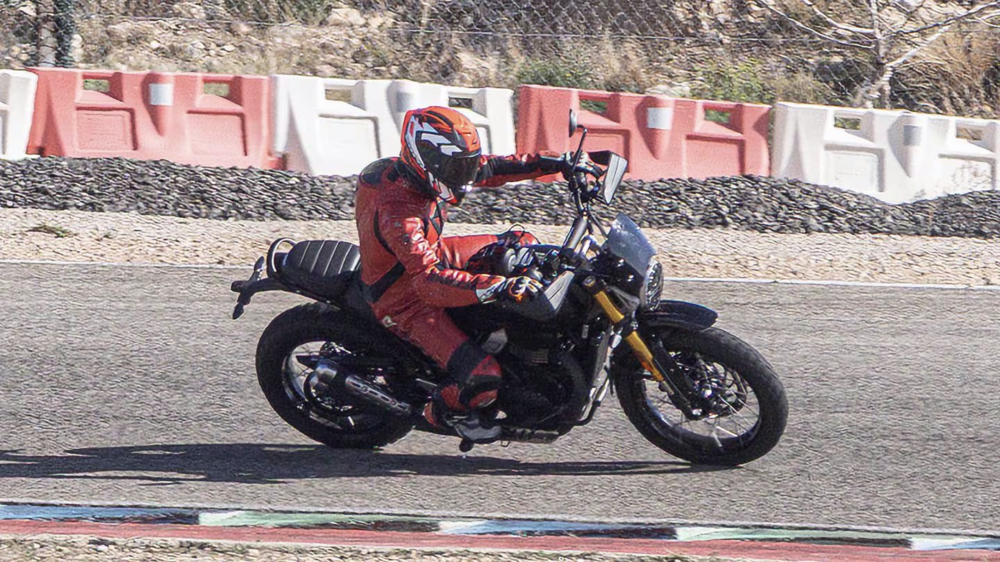 熱血超趴騎姿、前後鋼絲框上身！Triumph Speed 400 RR 與 Scrambler 400 XE 間諜照曝光 | SUPERMOTO8