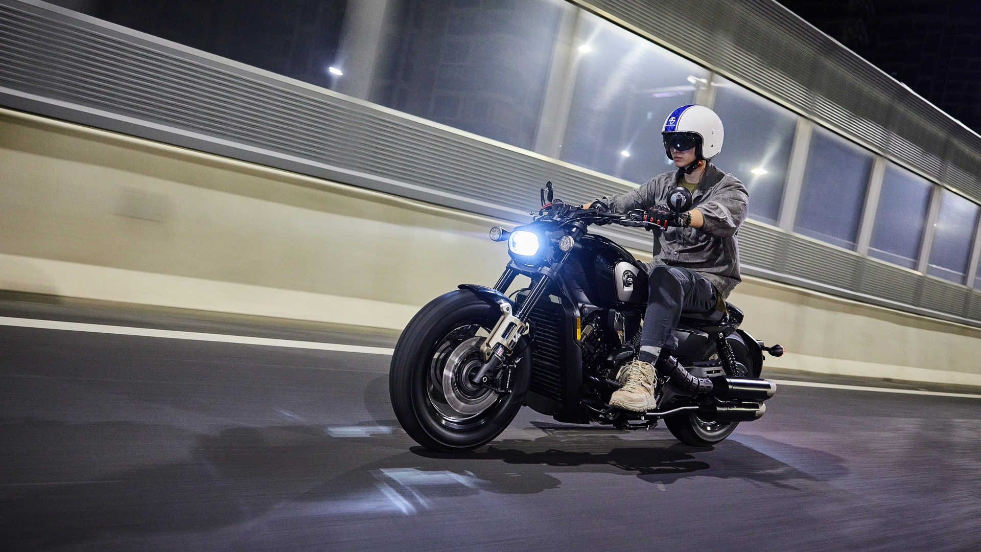 不到400c.c.的巡航巨獸？QJMotor SRV400用外型玩爆級距想像！ | SUPERMOTO8