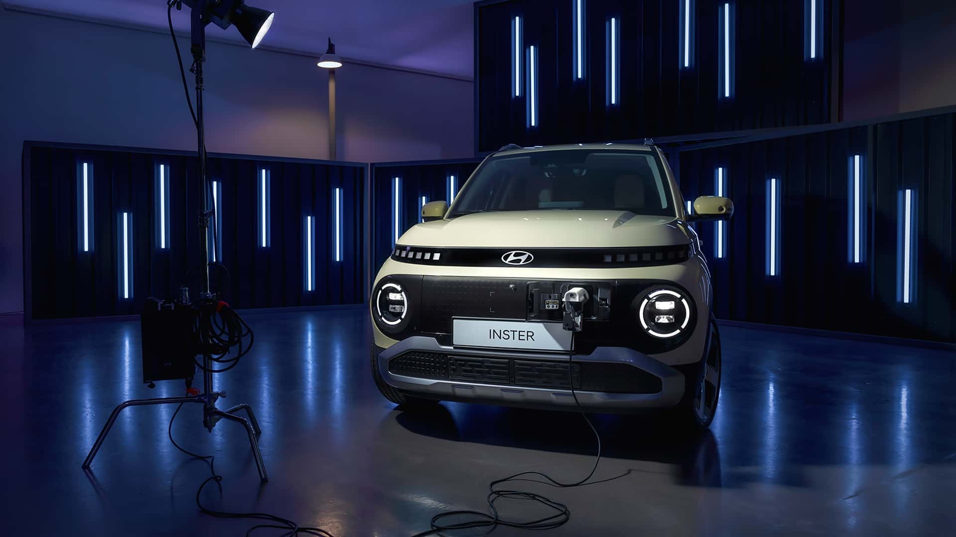 純電俏皮小可愛！ Hyundai Inster：續航350公里、113匹馬力，像素風燈具、V2L車載電源上身。 | SUPERMOTO8