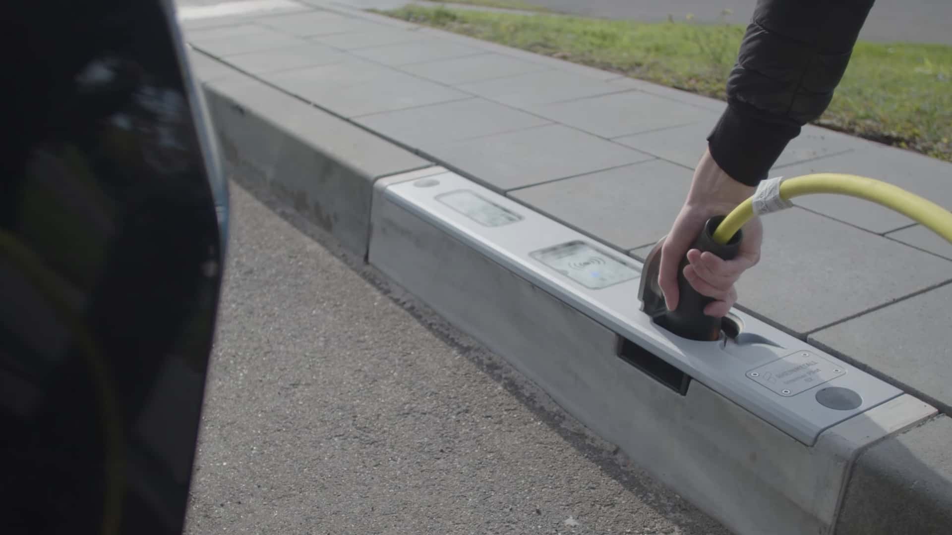 路邊充電新神器！Rheinmetall Curb Charger直接嵌進人行道 | SUPERMOTO8