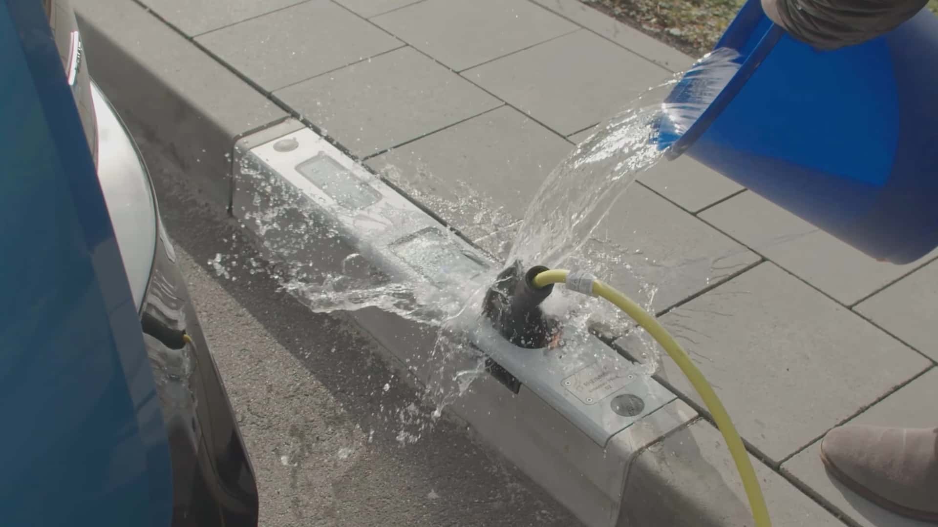 路邊充電新神器！Rheinmetall Curb Charger直接嵌進人行道 | SUPERMOTO8