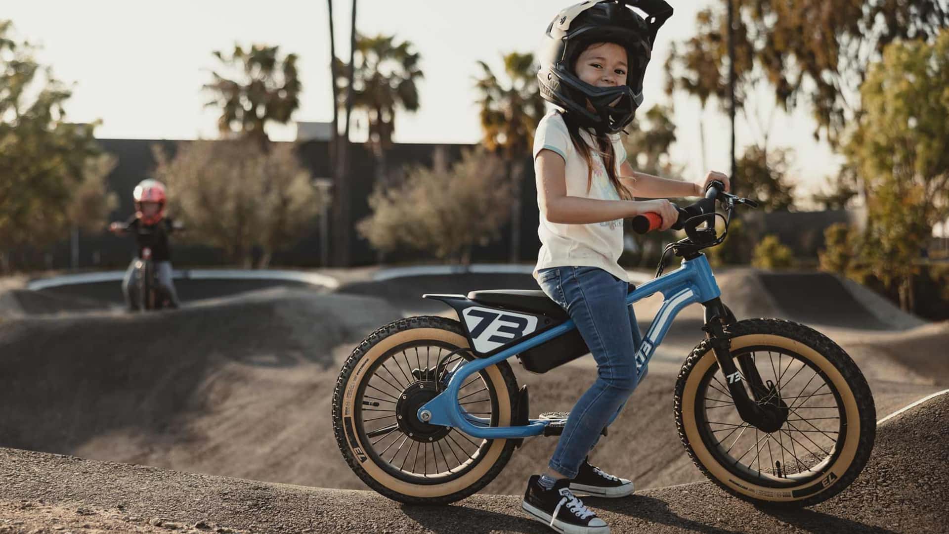 Super73 K1D：極速24公里、120分鐘續航力、45分鐘快速充電、BMX越野風格造型的電動平衡滑步車！ | SUPERMOTO8